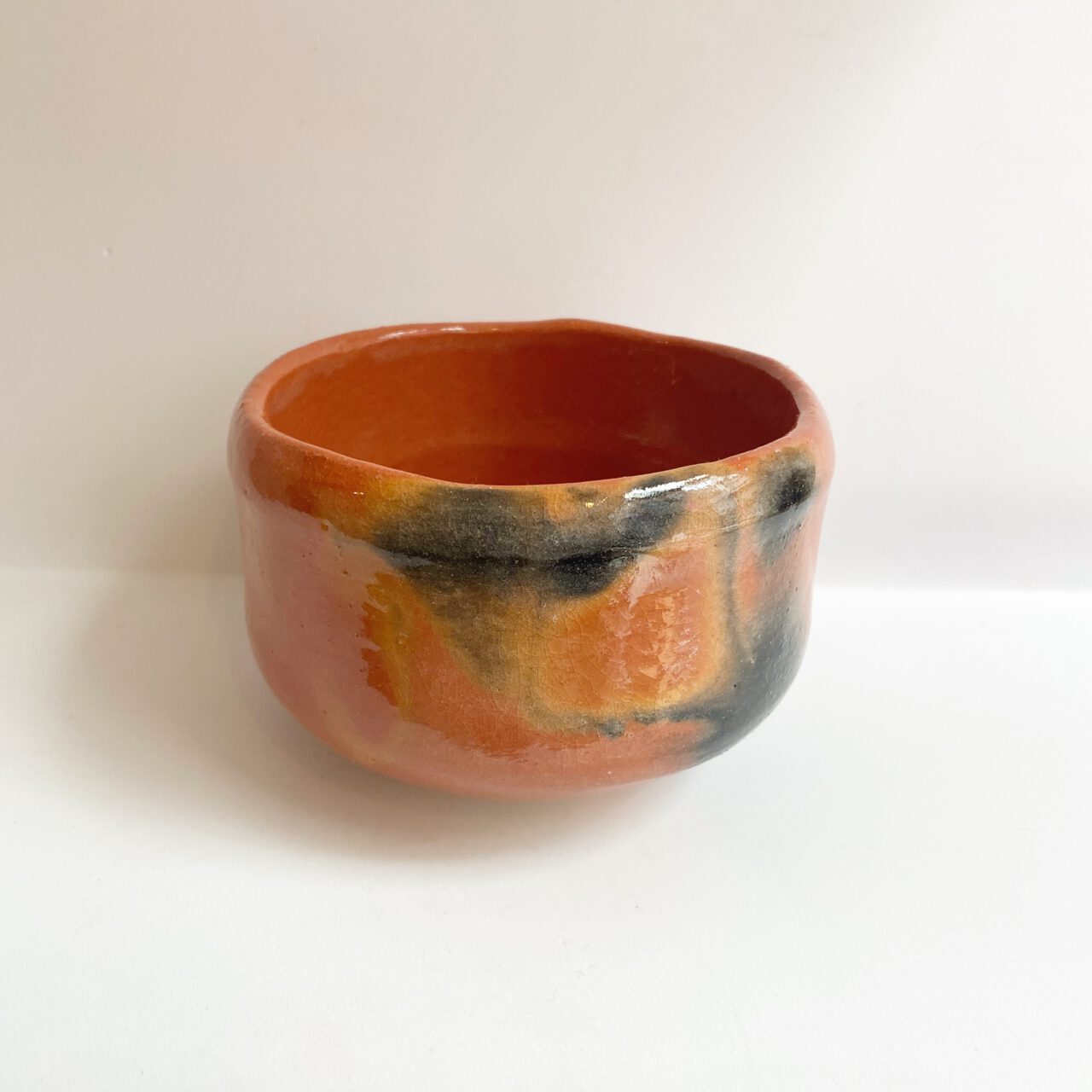 Bruine chawan kom gemaakt door een talentvolle artiest in Japan